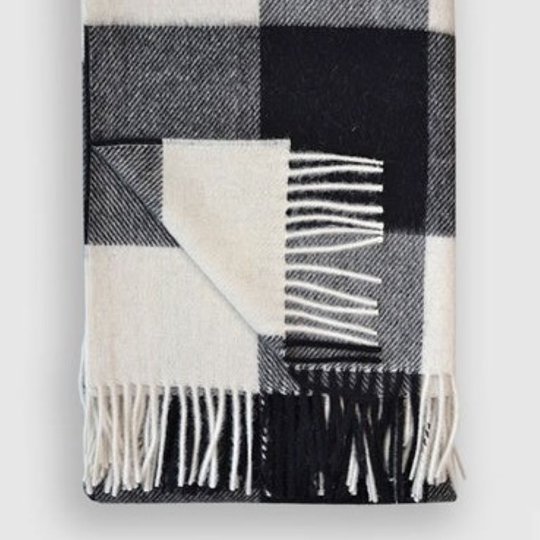 Linen Way Throw – St. Louis White/Black | Bradshaws